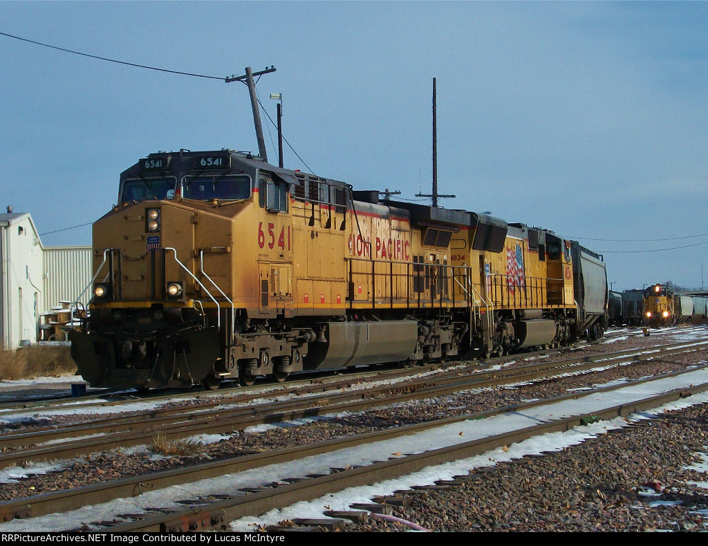 UP 6541 westbound UP loaded grain train